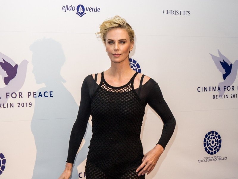 Charlize Theron i Sharon Stone iste večeri zablistale u identičnim ...