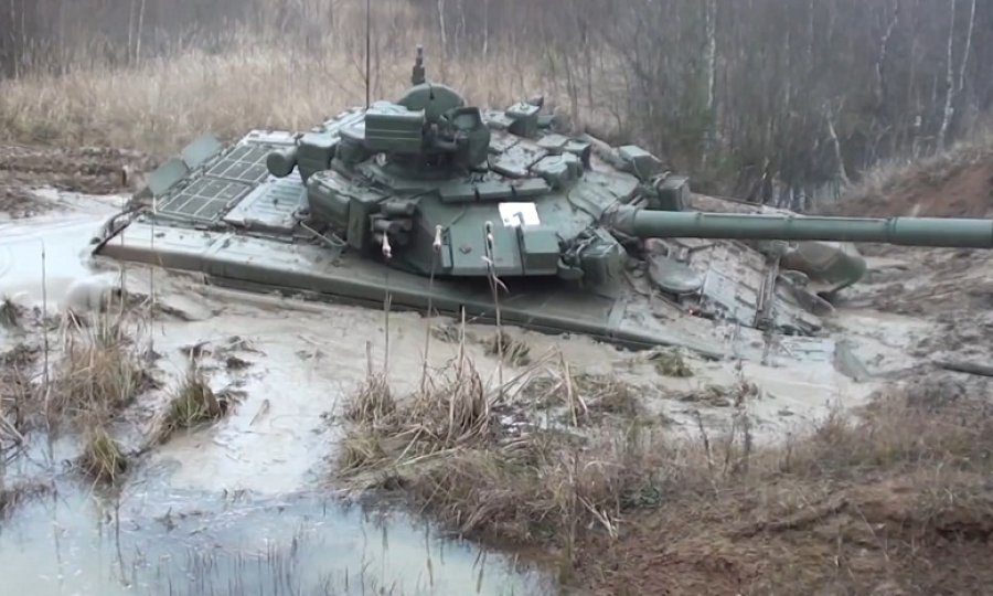 Kako izvući tenk kad zapne u kaljužu? - tportal