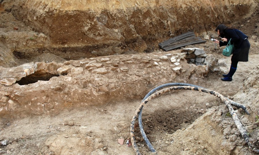 Rovokopačem razbili Dioklecijanov akvadukt - tportal