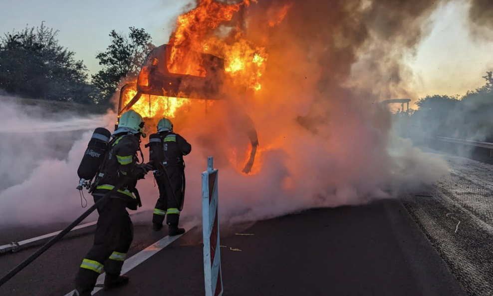 Stravična nesreća u Mađarskoj: Minibus se zabio u kamion u koloni ...