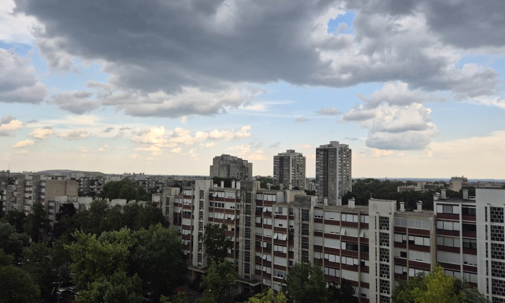 Snažan vjetar i kiša upravo pogodili Zagreb, DHMZ izdao hitno ...
