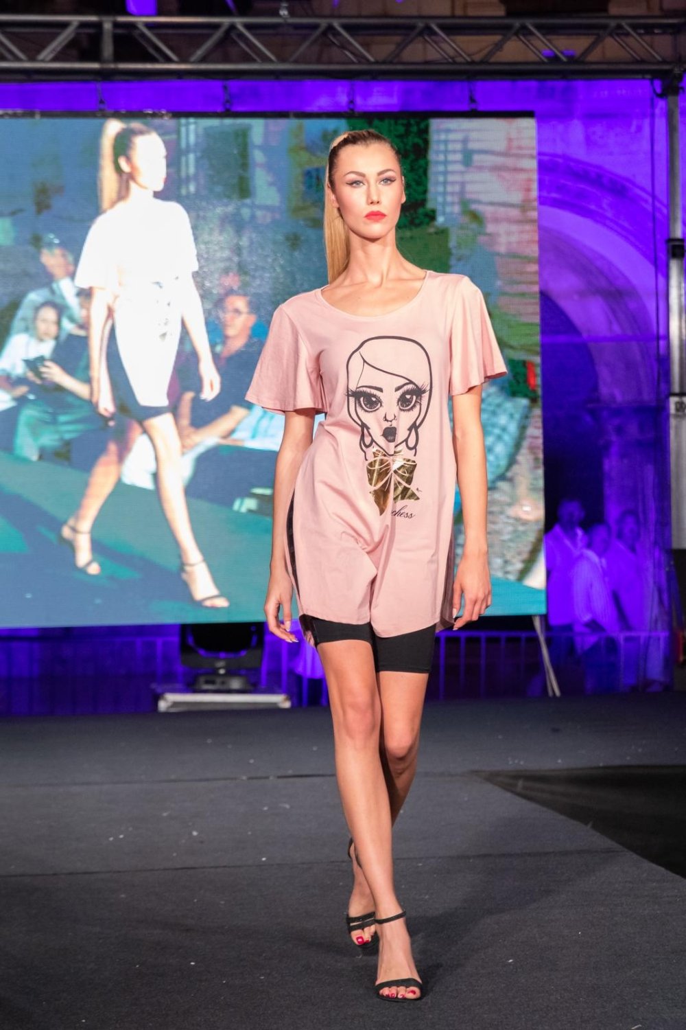 Brojne poznate Hrvatice iz prvog reda pratile reviju na Stradunu - tportal