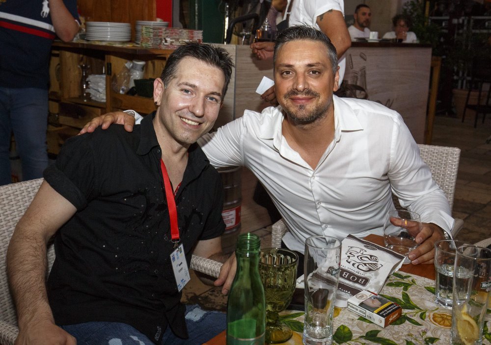 Večer posvećena Miši Kovaču: Splićani i njihovi gosti pjevali najveće ...