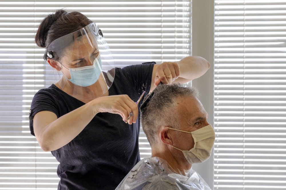 [FOTO] Pogledajte kako izgleda prvi radni dan frizera u Rijeci, Zagrebu ...