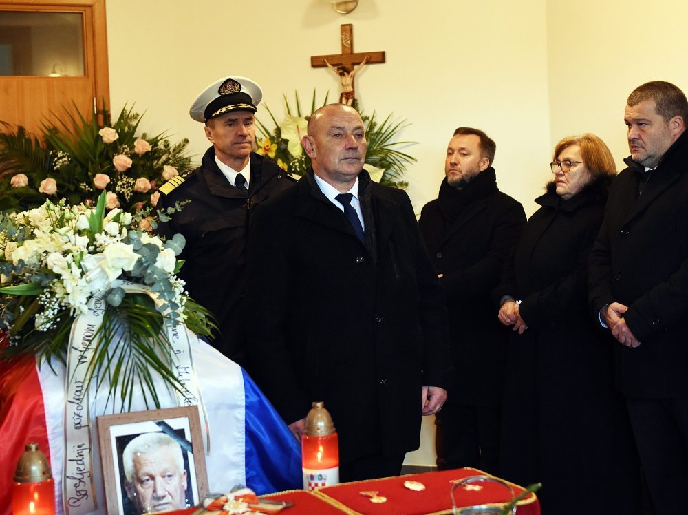 [FOTO] Uz vojne počasti pokopan Pavao Miljavac, na pogreb stigao vojni ...