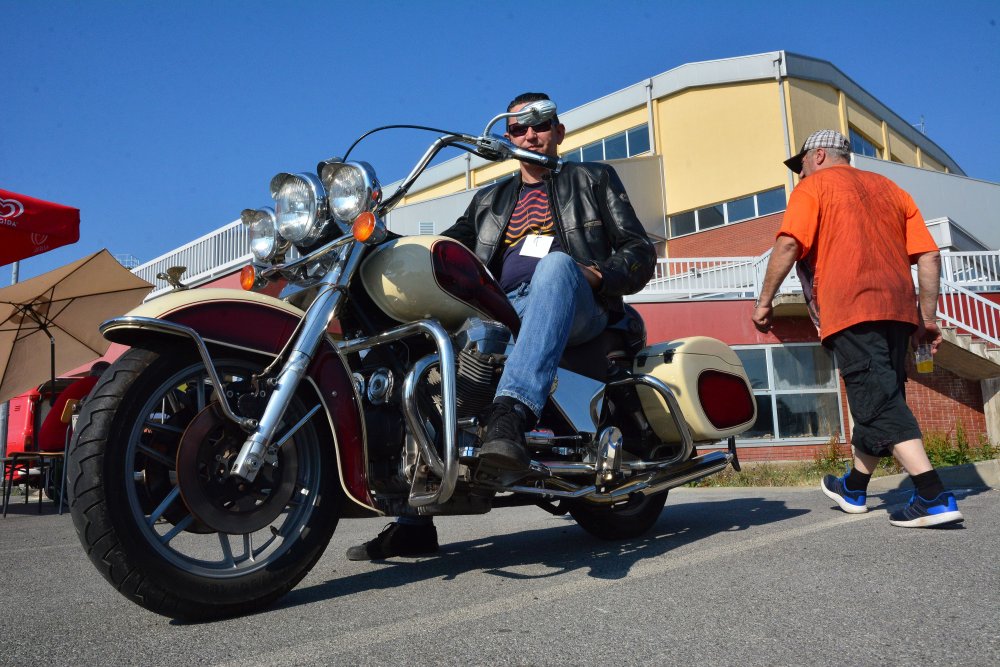 Stari automobili pokorili parkiralište u Slavonskom Brodu - tportal