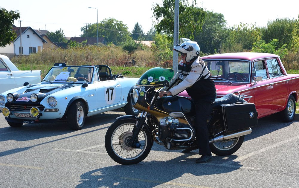 Stari automobili pokorili parkiralište u Slavonskom Brodu - tportal