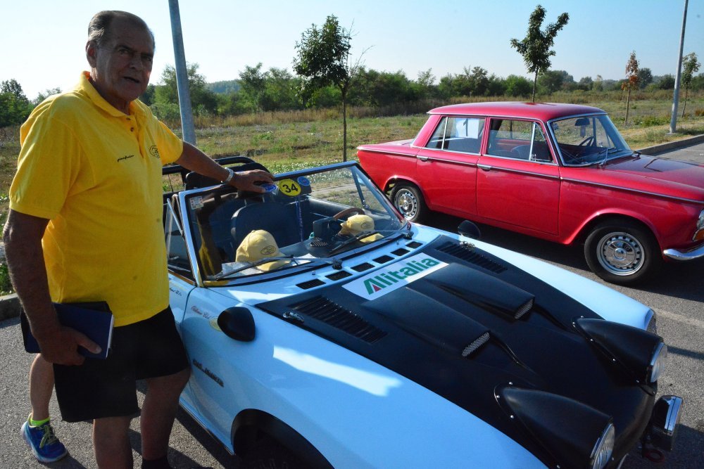 Stari automobili pokorili parkiralište u Slavonskom Brodu - tportal