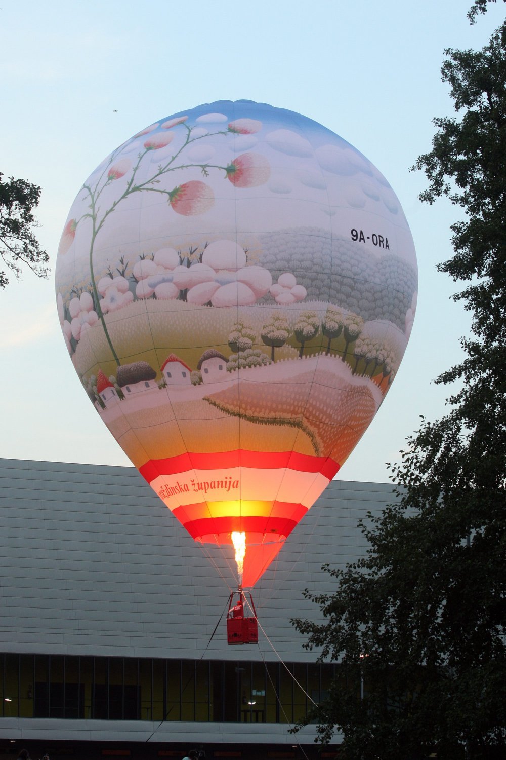 Reprodukcija Rabuzinove slike na kupoli balona osvijetlila nebo iznad ...