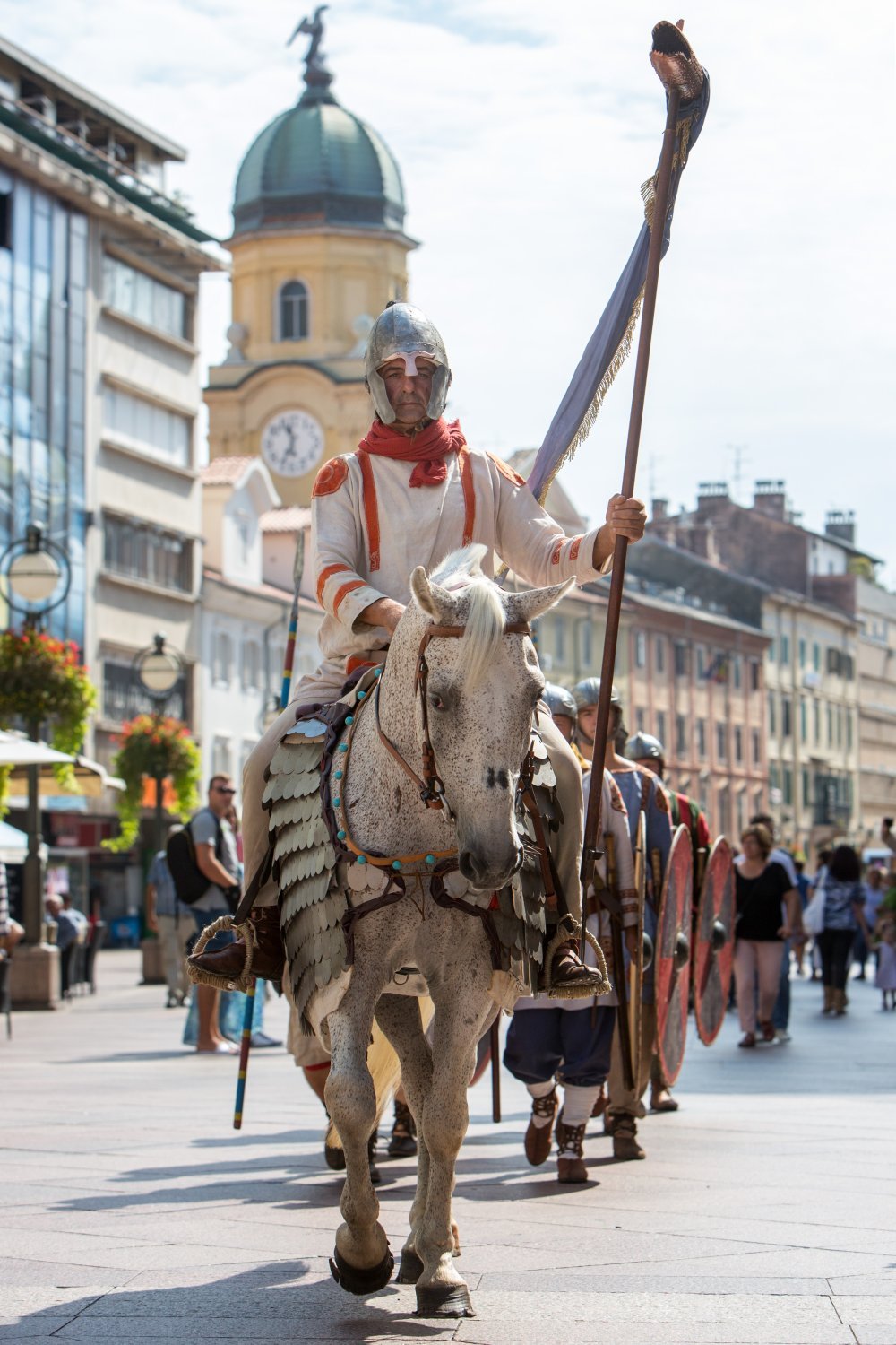 Pogledajte kako su središte Rijeke preplavili kostimirani Rimljani ...
