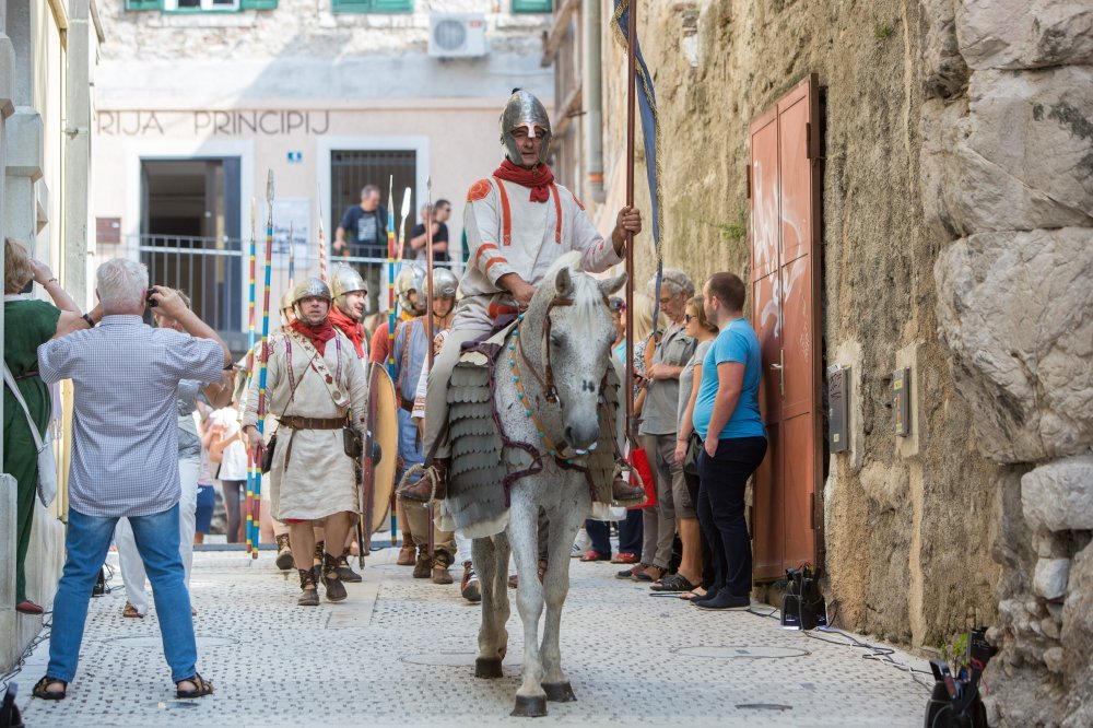 Pogledajte kako su središte Rijeke preplavili kostimirani Rimljani ...