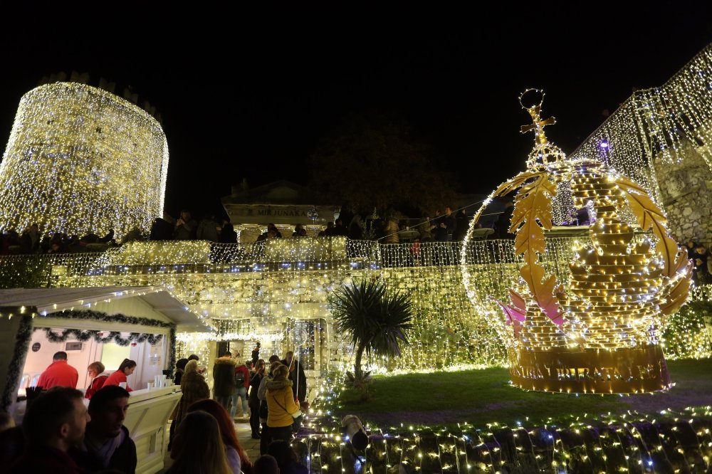 Bajkoviti prizori iz Rijeke: Trsat okovan sa 16 kilometara lampica ...