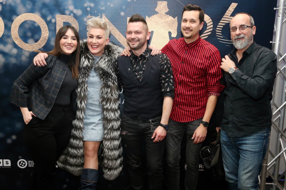 Zgodna voditeljica pokazala kako se nose najpoželjniji trendovi sezone ...