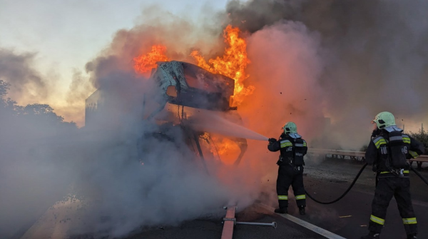 Stravična nesreća u Mađarskoj: Minibus se zabio u kamion u koloni ...